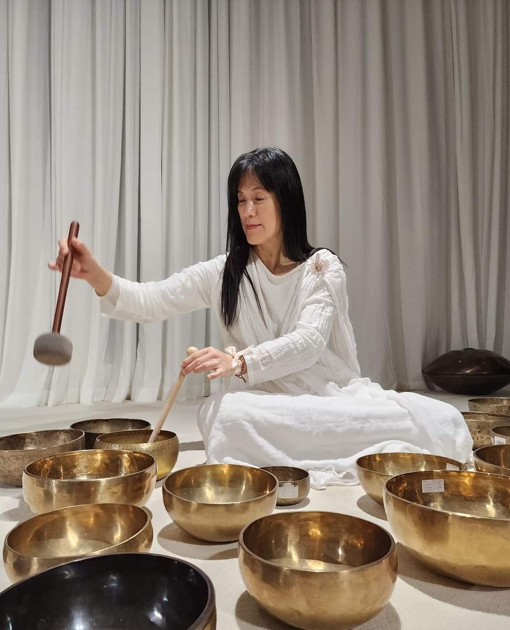 去杭州上了整體共振音療回來，今晚看到群組有同學在提問：「如何介紹聲音療癒？它的作用是什麼？」 - 光音仙境頌缽音療學院-楊寧芙